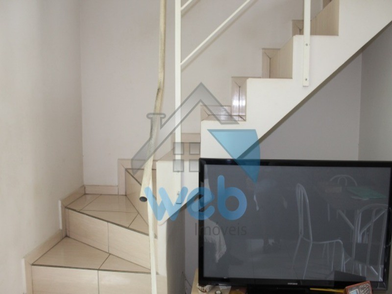 Sobrado com dois quartos e duas vagas da garagem.