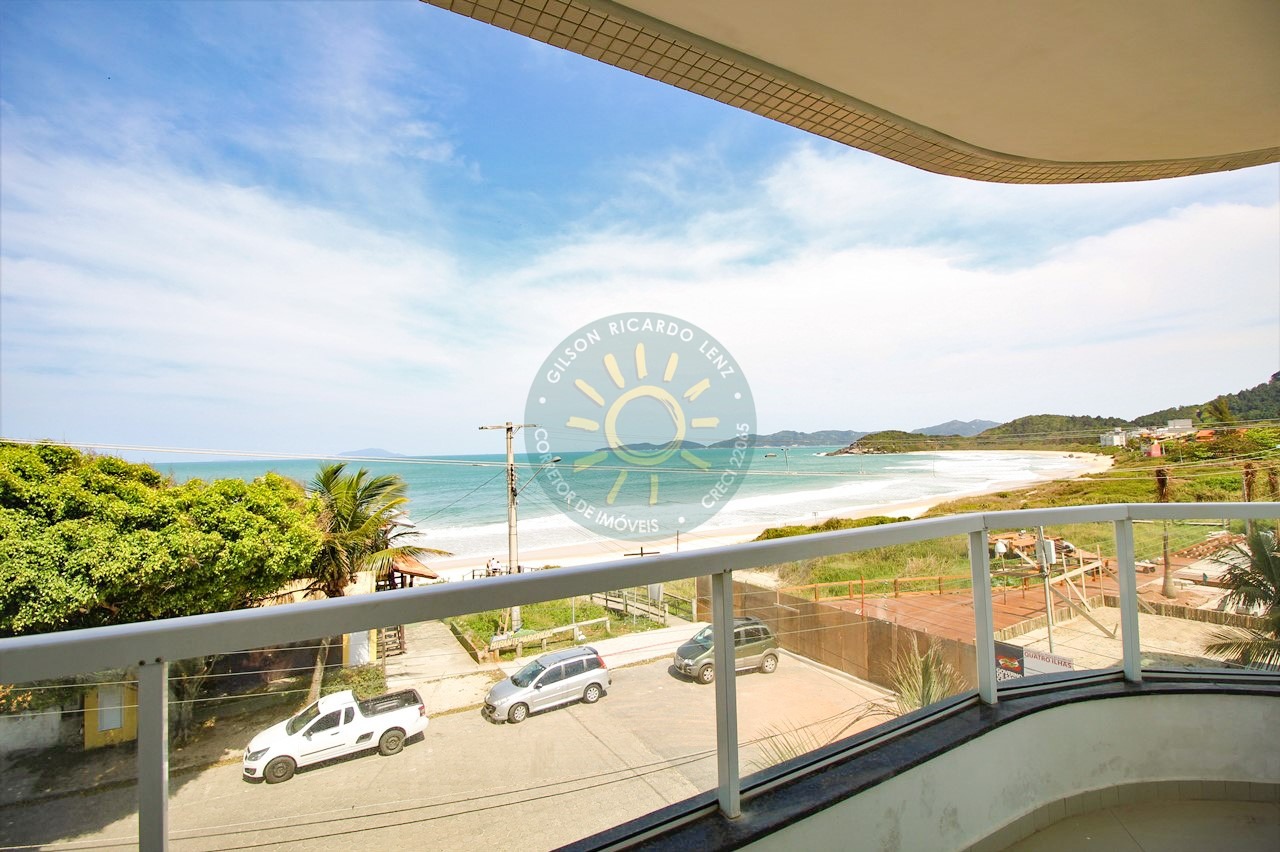 Lindo apartamento com vista para o mar, localizado a 20 metros da praia de Quatro Ilhas em ...